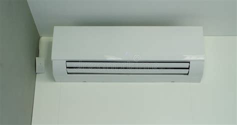 Air Conditioner Operation Flow Louvers Move Up And Down Low Angle