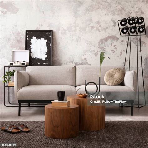 모형 포스터 프레임 회색 소파 둥근 커피 테이블 갈색 가죽 안락의자 격자 무늬 베개 및 개인 액세서리가 있는 개별 및 로프트