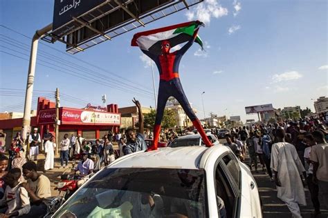 El Spiderman De Sud N El Activista Enmascarado Que Se Convirti En S Mbolo De La Resistencia