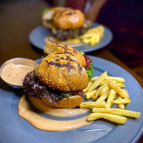 ‎برگر بیکن قارچ پنیرچدار Lotus Cafe And Restaurant