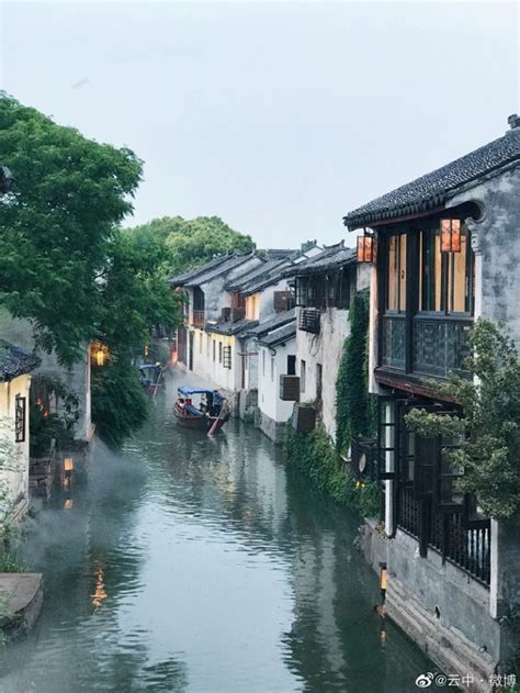周庄 乌篷船，听雨眠，一蓑烟雨枕江南。 随手拍夏天你拍的最具夏天感的照片江苏新闻 共筑美丽家园遇见美好时光 就要这young拍来拍一夏苏州旅行 2苏州·周庄