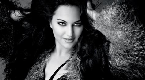 Sonakshi Sinha Sexy Pics Wallpaper Hd Indian Celebrities 4k Wallpapers