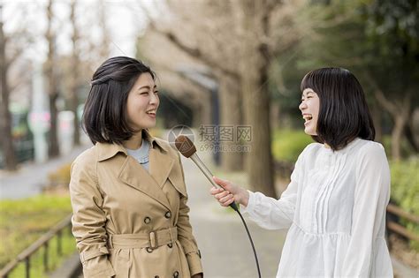 女记者室外街头采访路人高清图片下载 正版图片502092990 摄图网