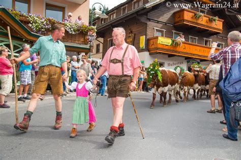 Almabtrieb Beim Hubertus In Wagrain Almabtrieb And Bauernherbstkirchtag 2014 Wagrain 9202