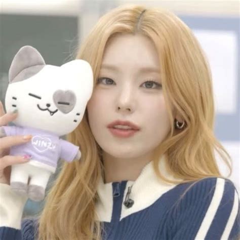 🐈‍⬛🦢 Yeji Zuha • Threads Say More