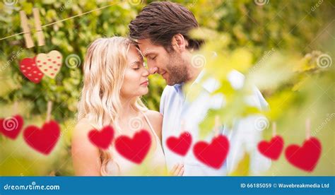 Immagine Composita Di Giovani Coppie Romantiche Che Si Abbracciano