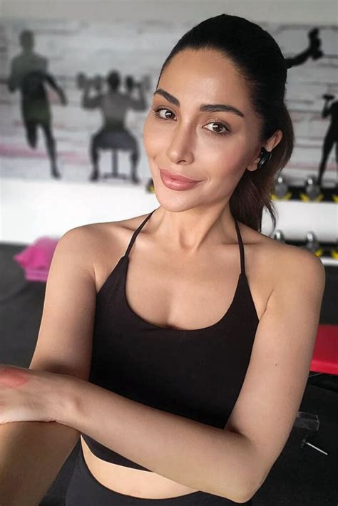 Sabeeka Imams Sheesha Smoking Photo Goes Viral On The Internet