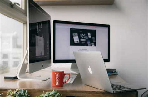 무료 이미지 휴대용 퍼스널 컴퓨터 책상 사과 표 커피 과학 기술 집 컵 사무실 거실 가구 방 인테리어 디자인 맥북 프로 전자 제품 아이맥