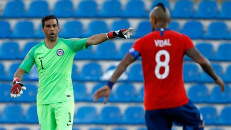 Claudio Bravo Llenó De Flores A Arturo Vidal Jugadorazo