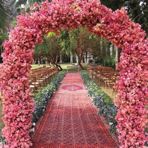 Que Magnífico Esse Arco Com Flores Rosas Arco De Flores Para Casamento Cerimonia De Casamento