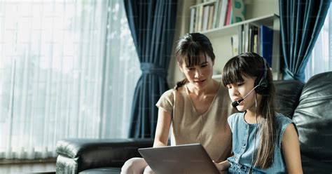 홈스쿨 집에서 어머니와 함께 온라인 수업을 배우는 아시아 소녀 어린 아이는 집에서 코로나 바이러스 전염병으로 인해 디지털 원격 인터넷 회의를 통해 학교 교사로부터 컴퓨터와