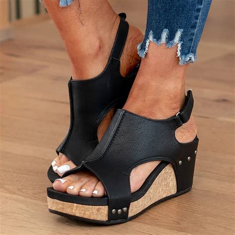 What To Wear With Black Platform Sandals