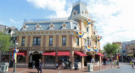Emporium T Shop And Souvenirs Main Street Usa Disneyland Park