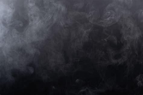 검은 배경에 흰 연기와 안개가 짙은 푹신한 퍼프 추상적인 연기 구름 초점이 흐려진 움직임 공기 중에 펄럭이는 기계 드라이 아이스