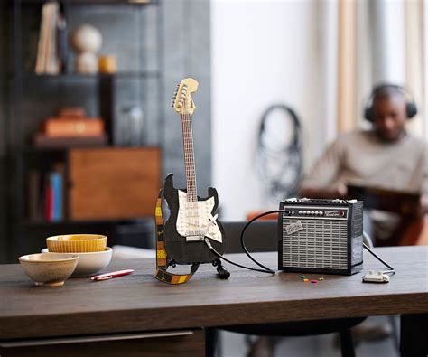 Игрален комплект конструктор ЛЕГО Ideas 21329 - Fender® Stratocaster ...