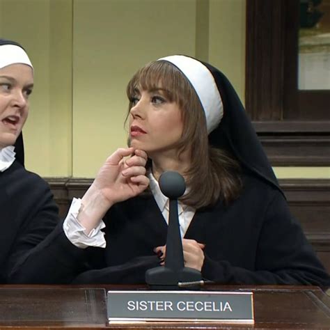 Aubrey Plaza Nun Outfit Snl Aubrey Plaza Aubrey Kathryn Hahn