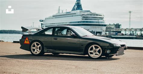 Un Coche Aparcado En Una Carretera Cerca De Un Barco Grande Foto