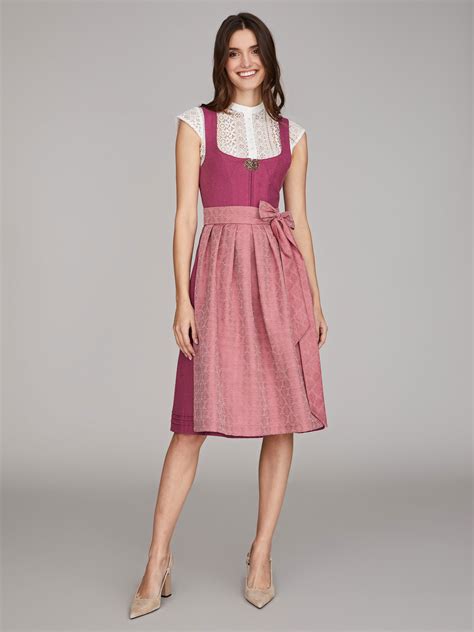 Beerenfarbenes Dirndl Mit Goldener Zierschnalle Alpenherz