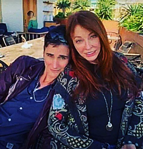 Após Assumir Ser Bissexual Atriz De Elvira A Rainha Das Trevas Mostra