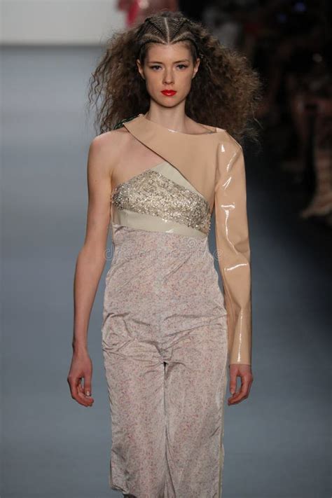 Model Chodzi Pas Startowego Przy Syna Junga Bladym Pasem Startowym