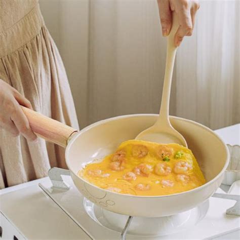 【逛逛市集】韓式小熊熊陶瓷不沾煎鍋 24cm 鍋子 不沾鍋 平底鍋 不沾鍋炒鍋 不沾平底 炒鍋 炒菜鍋不沾鍋etmall東森購物網