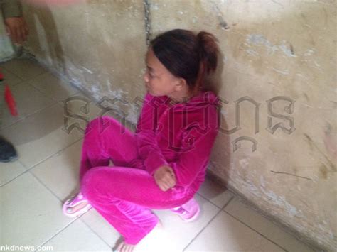 នគរបាល ទួល សង្កែ ឃាត់ខ្លួន ស្ដ្រី ជួញដូរ ថ្នាំ ញៀន ម្នាក់ រឹបអូស ថ្នាំ