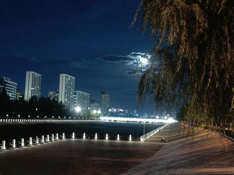 机场偶遇小沈阳女儿，沈佳润素颜现真容，小肚腩意外抢镜网友外貌偶像