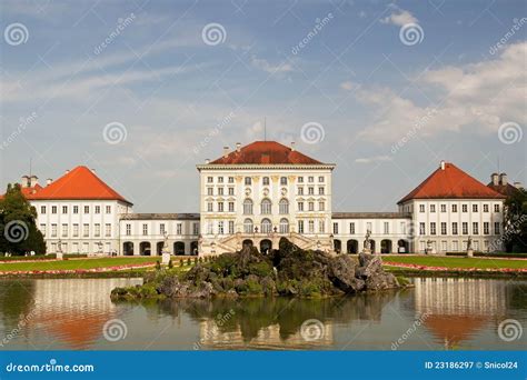 Palacio De Nymphenburg En Munich Imagen De Archivo Imagen De Lago Cielo 23186297