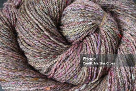 다채로운 손으로 방적한 양털 메리노 섬유의 클로즈업 디테일 원사 볼 타래에 감겨 있습니다 Yarn Bombing에 대한 스톡 사진 및 기타 이미지 Istock