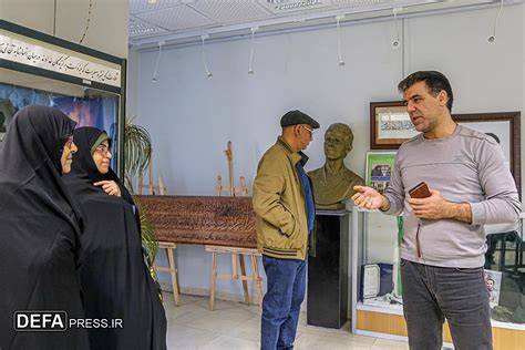 تصاویر حضور مادر سردار شهید علی قوچانی در موزه دفاع مقدس استان مرکزی