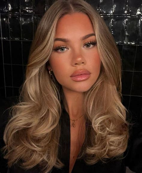 Pin Af Luvvlynxx På Bellas Mørkeblond Hårtrends Frisører
