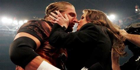 Stephanie Mcmahon Og Trippel H Kyss Stephanie Mcmahon Announces Leave