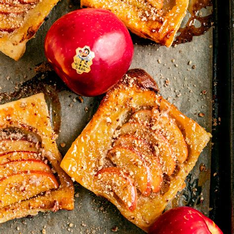 Sugarbee® Apple Blueberry Crisp Sugarbee® Apples