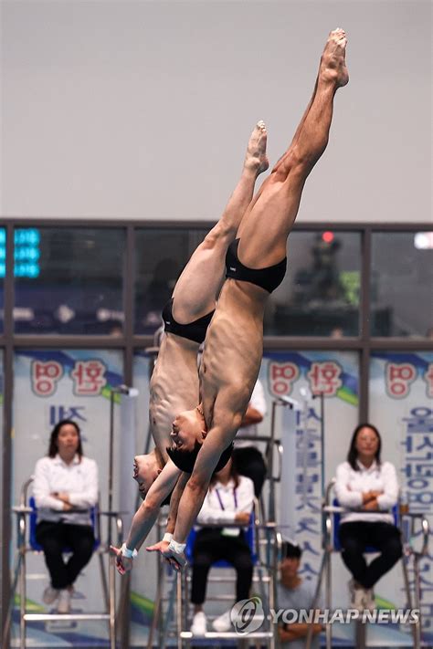 싱크로다이빙 연기 펼치는 이재경 김서경 연합뉴스