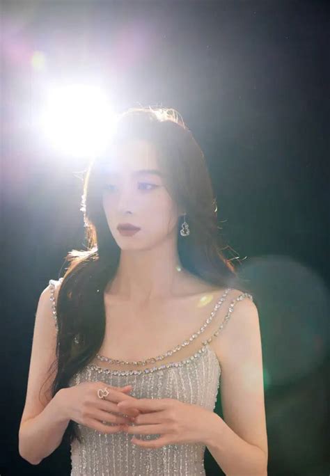 胡冰卿一袭银色亮片长裙 摩登复古慵懒迷人 搜狐大视野 搜狐新闻