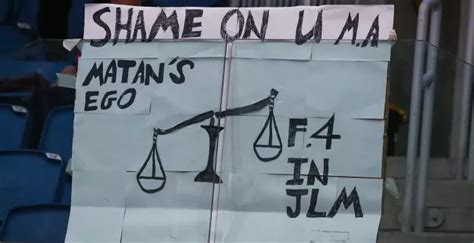 תתבייש אוהדים בהפועל י ם מחו נגד אדלסון