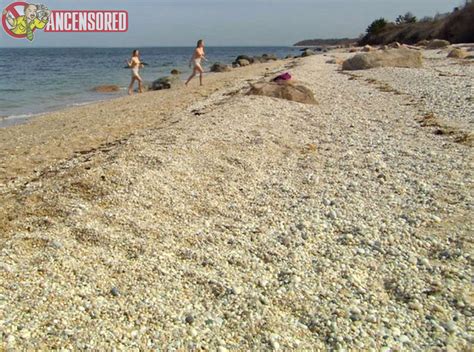 Голая Наханни Джонстон в Infested