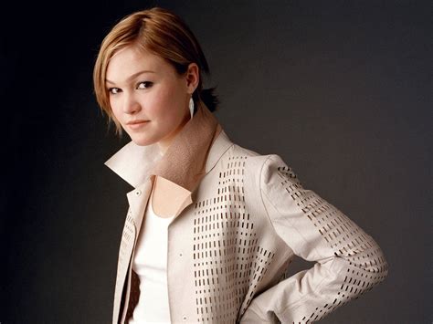 Julia Stiles Smile Wallpaper Mona Lisa Smile Film Set Ace Pictures