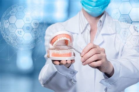 El Concepto De Tratamiento Y Cuidado De La Cavidad Oral Y Los Dientes