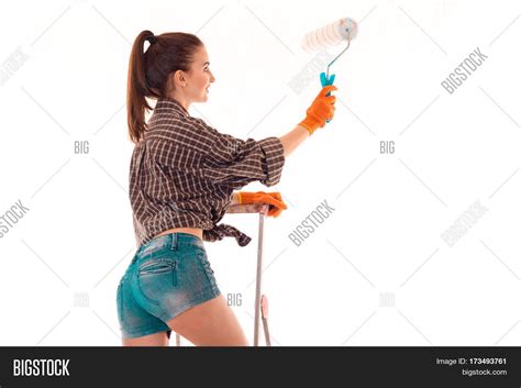 Девушка красит стену вид сзади 82 фото