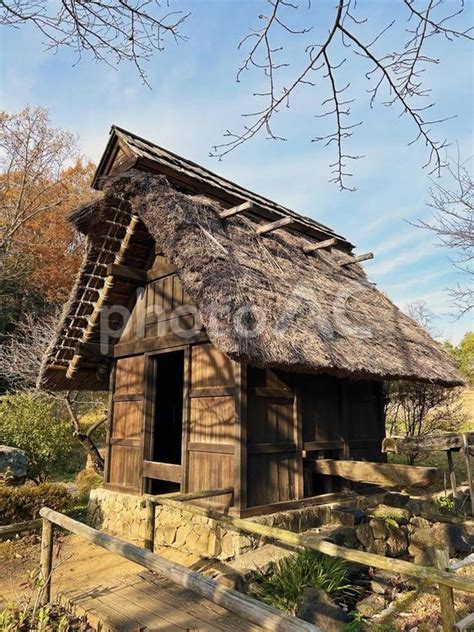 わらぶき小屋と青空 No 28973390｜写真素材なら「写真ac」無料（フリー）ダウンロードok
