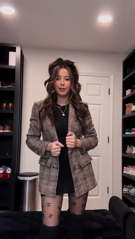 Teen Mom Star Vee Rivera Shows Off Her Fit Figure In Tiny Leather Skirt