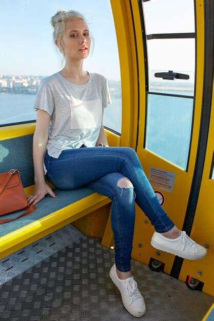 Linda Joven Rubia Sentada En El Carrusel Mirando A La C Mara Foto Premium