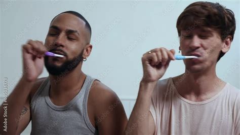 Vidéo Stock Jovem Casal Gay Inter Racial Brasileiro No Banheiro