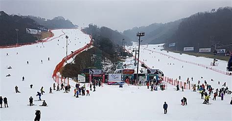 휴일 스키어들로 북적이는 스키장