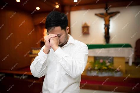 Hombre Cristiano Pidiendo Bendiciones De Dioshombre Asiático Orando A