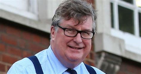 Crispin Obey Ποιος είναι ο δισεκατομμυριούχος από την Μεγάλη Βρετανία που κατηγορείται για