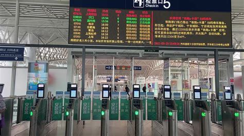 实拍高铁站列车检票口高清摄影大图 千库网