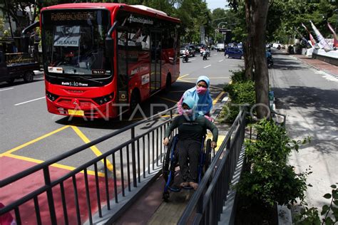 Fasilitas Jalur Miring Halte Bus Antara Foto