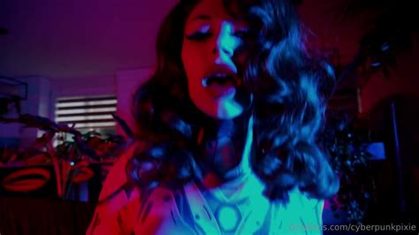 Una Pixie Tatuada Con Aspecto De Pin Up Se Disfraza De Una Chica Que Sale De Una Bóveda Para